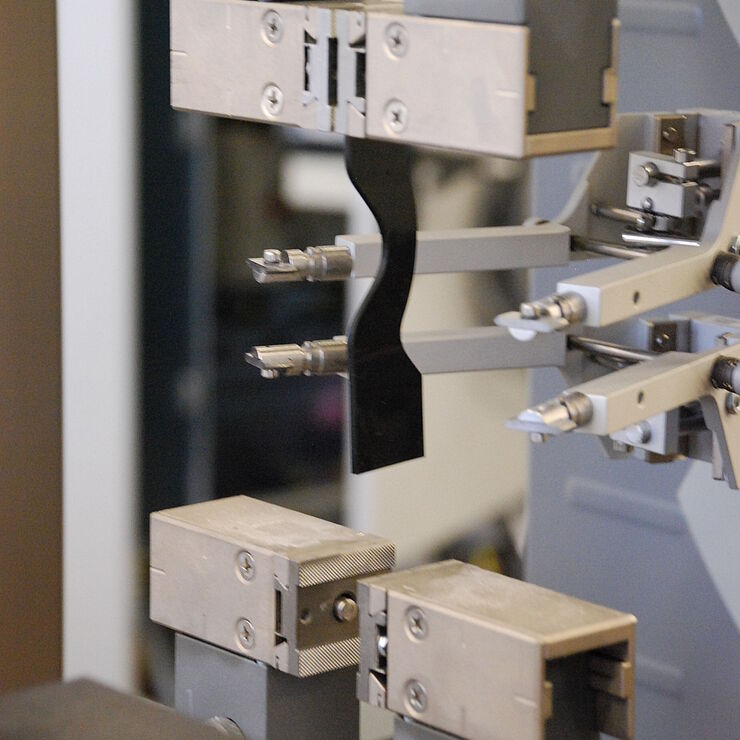 ISO 34- 1/-2 Tear growth test rubber & elastomers | ZwickRoell