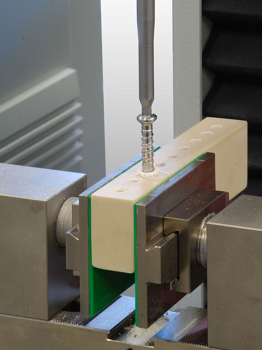 Testing of bone screws to ASTM F543 and ISO 6475 | ZwickRoell