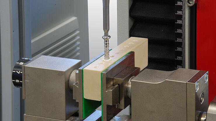 Testing of bone screws to ASTM F543 and ISO 6475 | ZwickRoell