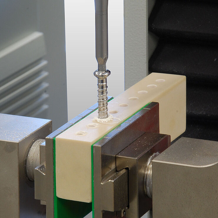 Testing of bone screws to ASTM F543 and ISO 6475 | ZwickRoell