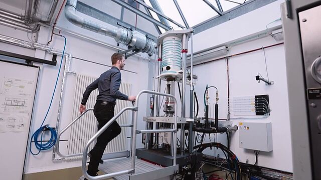 Autoclave: testing in a compressed hydrogen environment | ZwickRoell