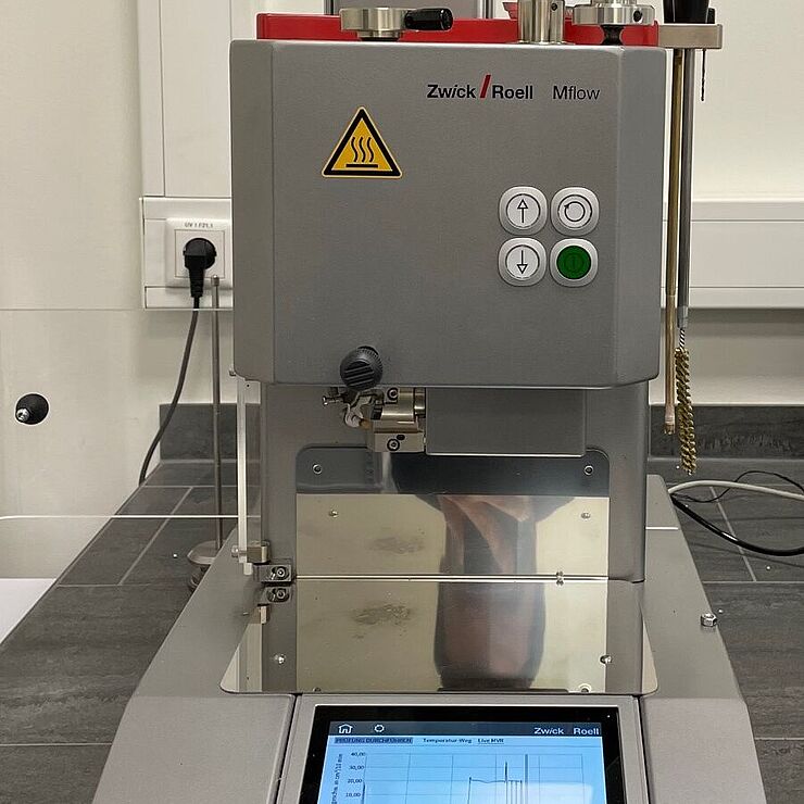 Plastics testing: Applications & solutions | ZwickRoell