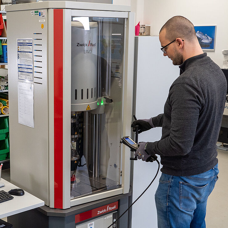 Plastics testing: Applications & solutions | ZwickRoell