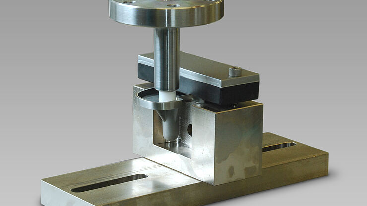 Testing of knee implants | ZwickRoell