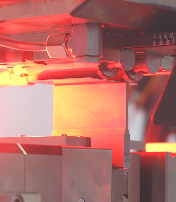 VDA 238-100 Small plate bending test | ZwickRoell