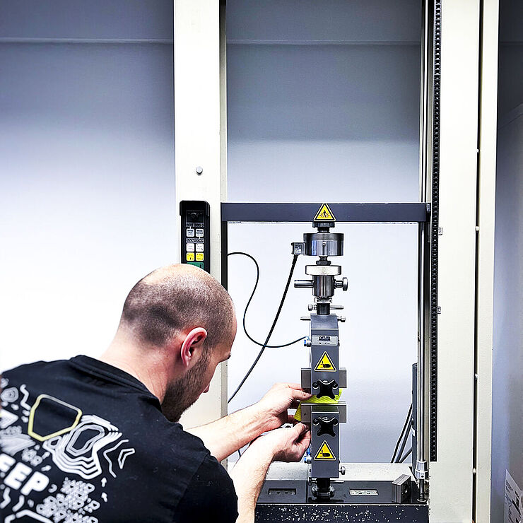 ASTM D5034 | ISO 13934-2 Grab test | ZwickRoell