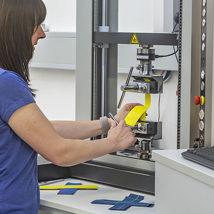 ASTM D5034 | ISO 13934-2 Grab test | ZwickRoell