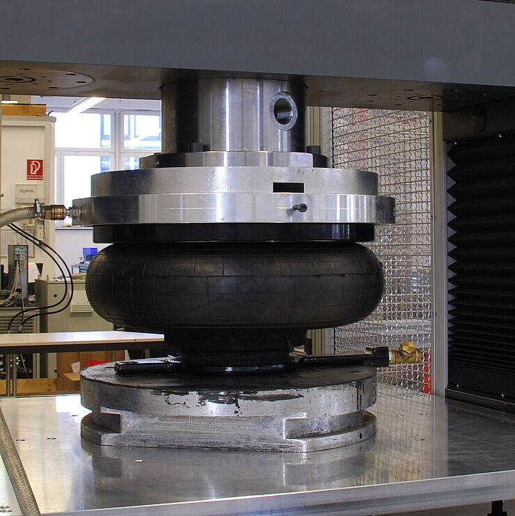 Innovative Testing System for Air Spring Systems | ZwickRoell