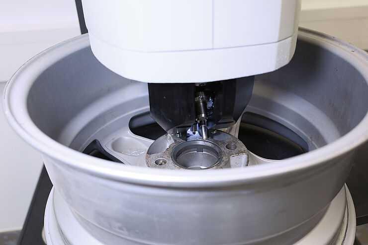 Testing of wheels, rims, and tires | ZwickRoell