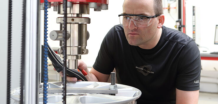 Testing of wheels, rims, and tires | ZwickRoell