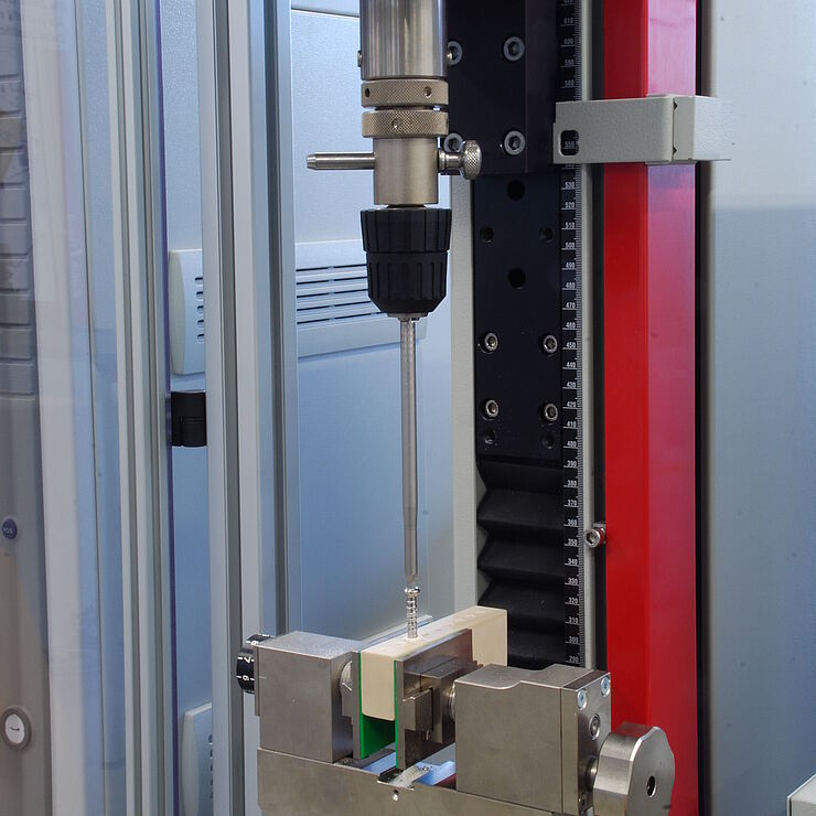 Testing of bone screws to ASTM F543 and ISO 6475 | ZwickRoell