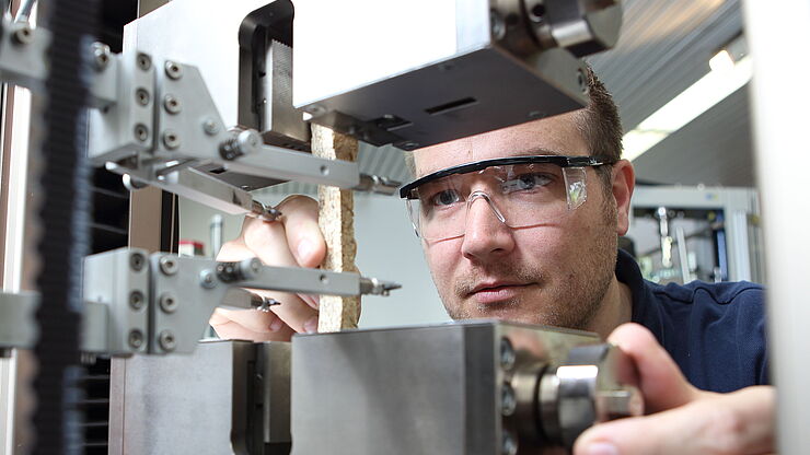 Tests on Timber | ZwickRoell