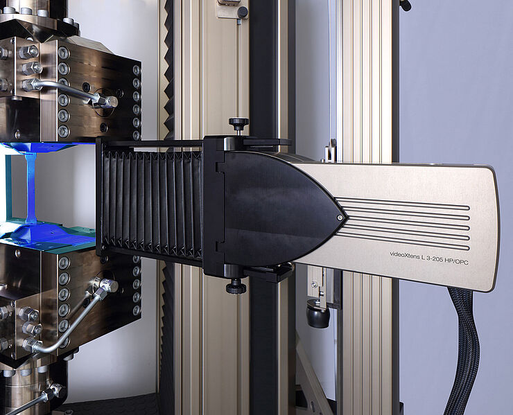 Video extensometer - mark-free measurement and more | ZwickRoell