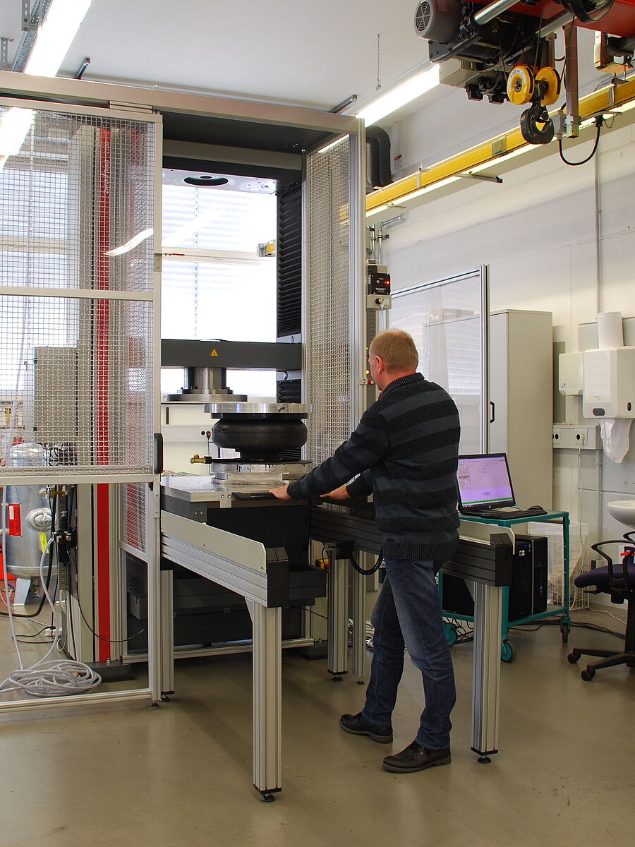 Innovative Testing System for Air Spring Systems | ZwickRoell