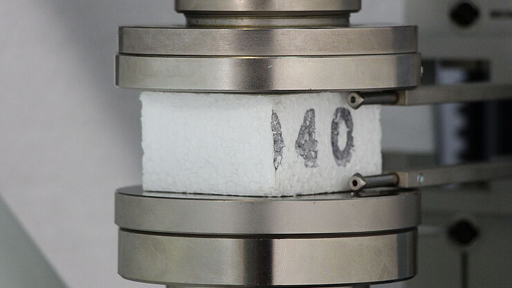 根据ISO 844、ASTM D1621标准进行硬质泡沫塑料的压缩试验 | ZwickRoell