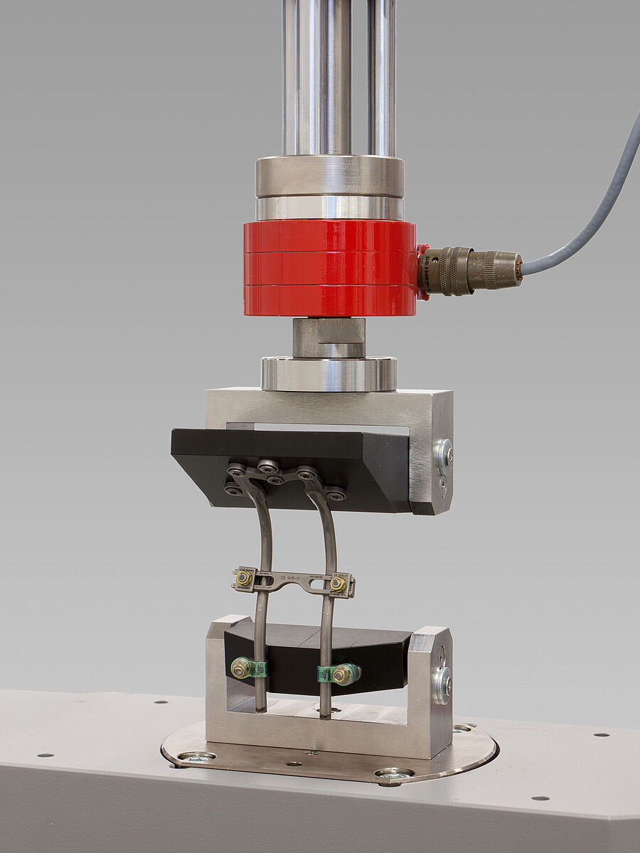 ASTM F1717, ASTM F2706, ISO 12189: testing of spinal implants | ZwickRoell