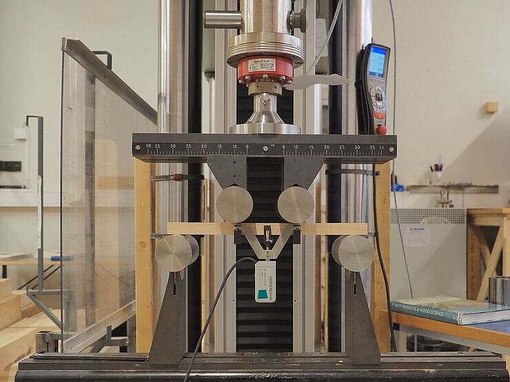 Testing machine for timber | ZwickRoell
