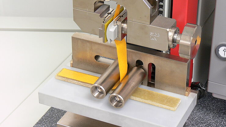 Propriétés de déchirement, pelage et adhésion des films et feuilles | ZwickRoell