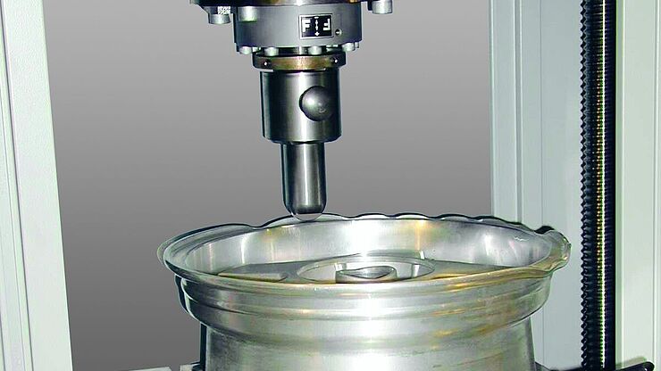 Testing of wheels, rims, and tires | ZwickRoell