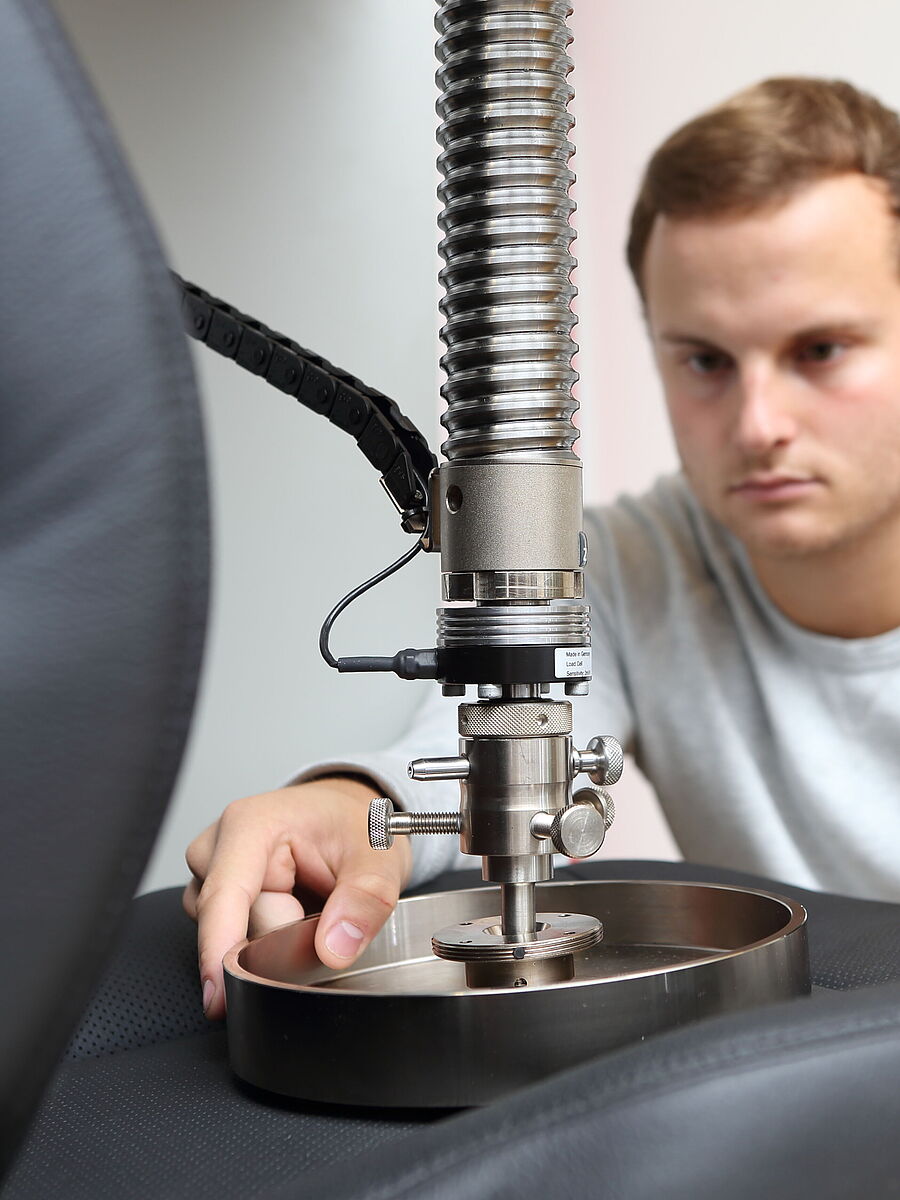 Seat Testing in the Automotive Industry | ZwickRoell