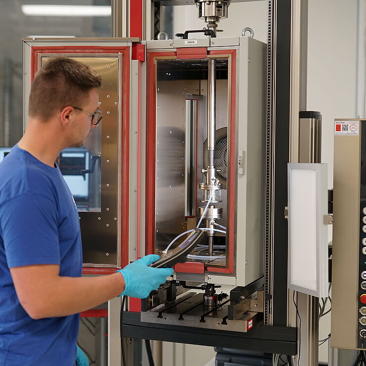 ASTM E1681：金属KIH试验 | ZwickRoell