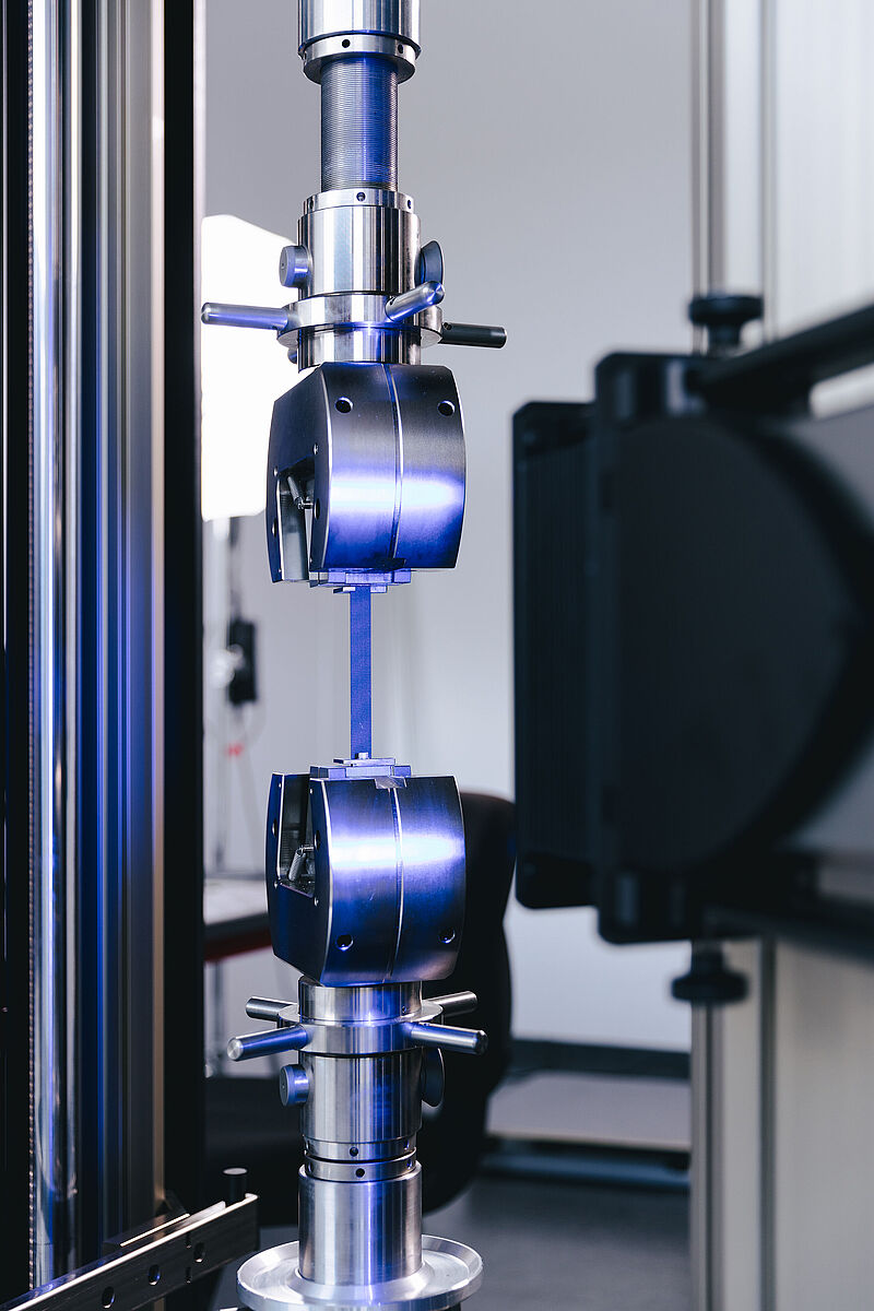 Video extensometer - mark-free measurement and more | ZwickRoell