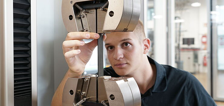 ASTM D3039: tensile test on composites | ZwickRoell