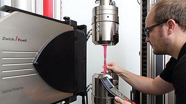 Tensile tests DIN 50125 on metals | ZwickRoell