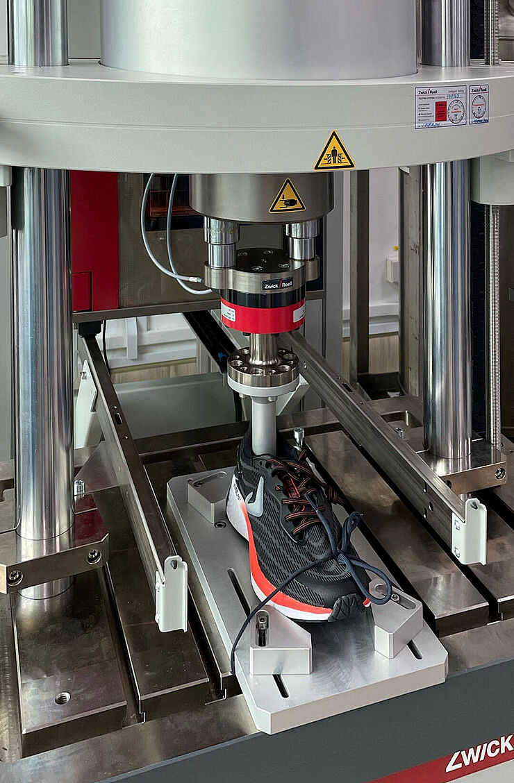 Fatigue tests on shoe soles | ZwickRoell