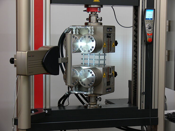 Video extensometer - mark-free measurement and more | ZwickRoell