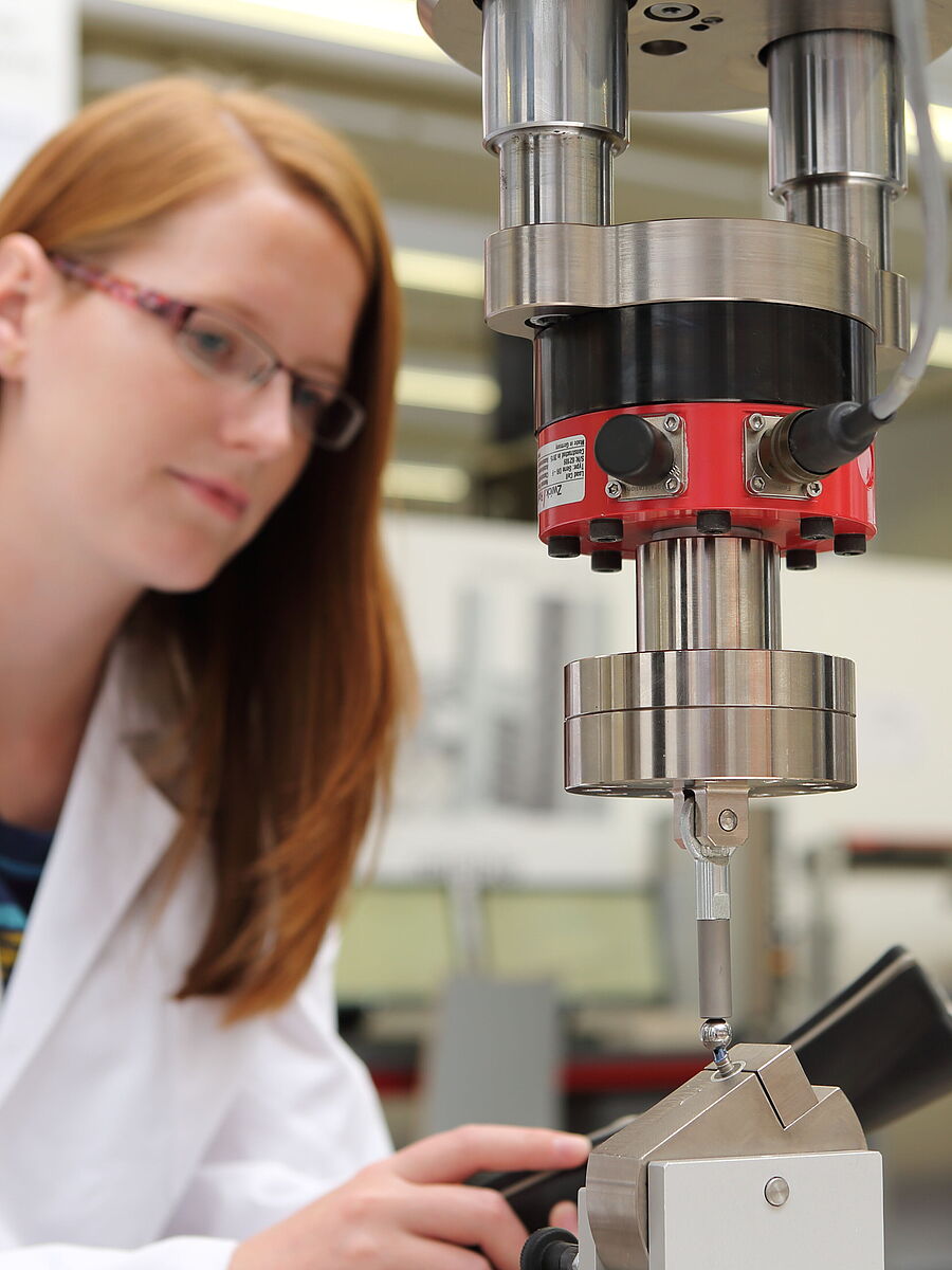 Prüfung von Dentalimplantaten nach ISO 14801 | ZwickRoell