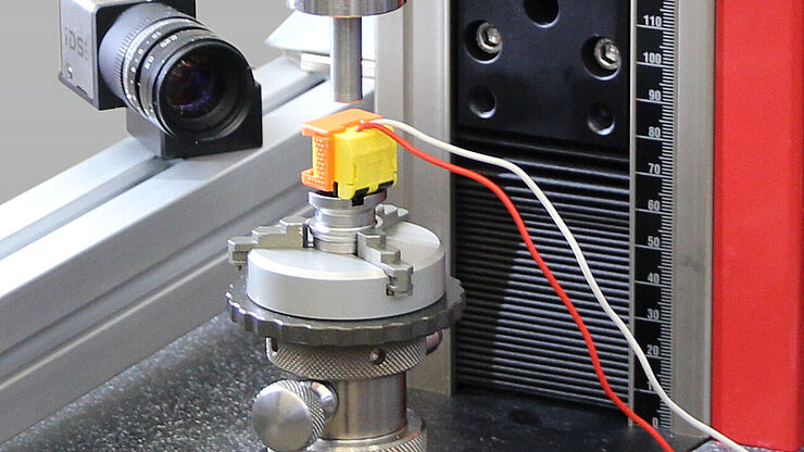 Seat belt testing & airbag testing systems | ZwickRoell