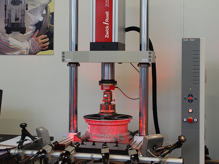 Testing of wheels, rims, and tires | ZwickRoell