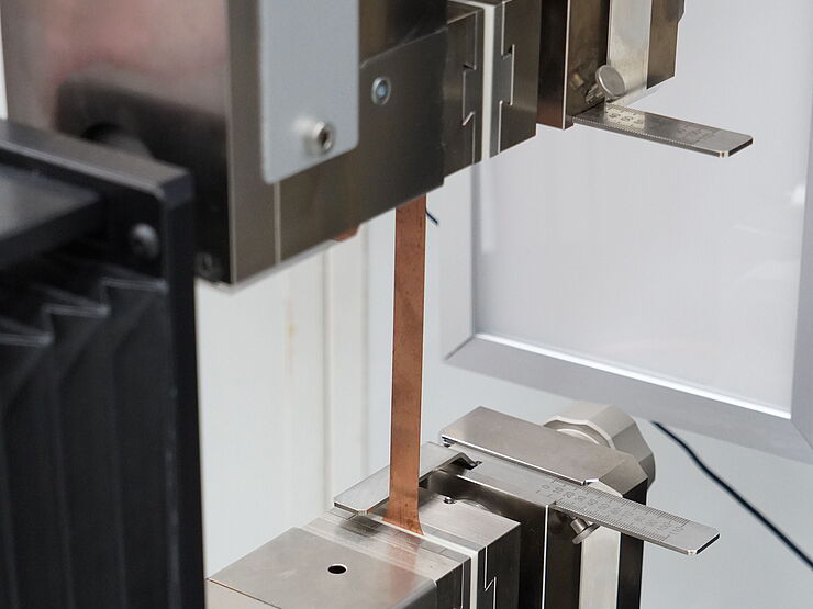 ASTM E345 & DIN 50154 – Tensile test on metallic foils | ZwickRoell