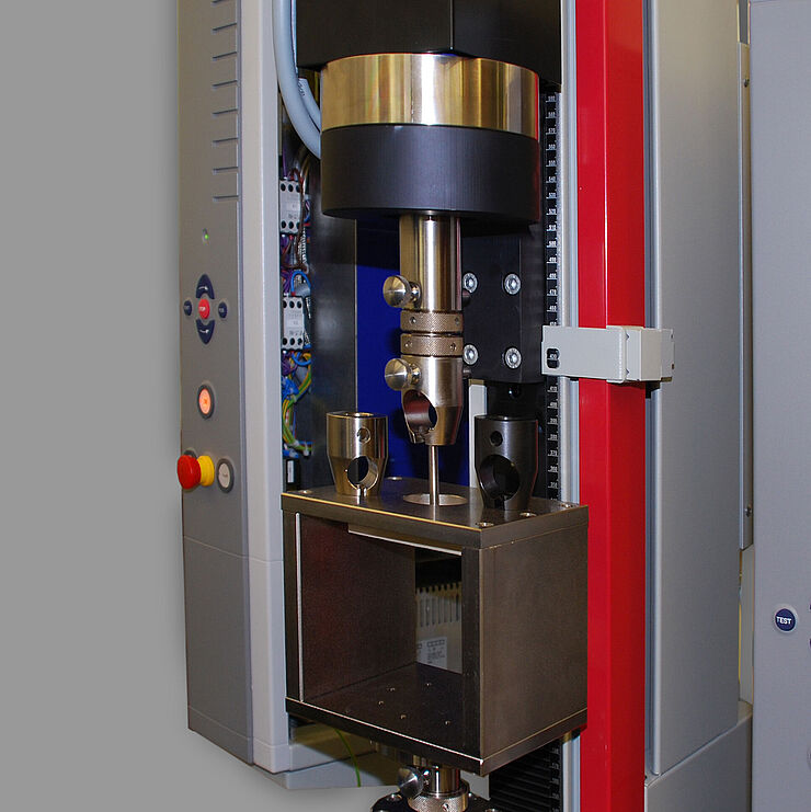 Testing of bone screws to ASTM F543 and ISO 6475 | ZwickRoell