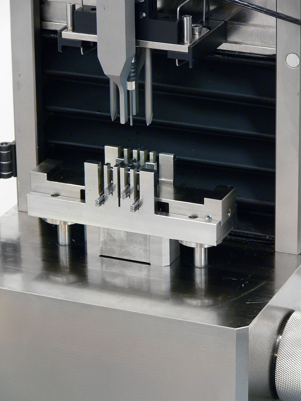 EN 843-1 及び ISO 6872に準拠したセラミックの3点、4点曲げ試験冶具 | ZwickRoell