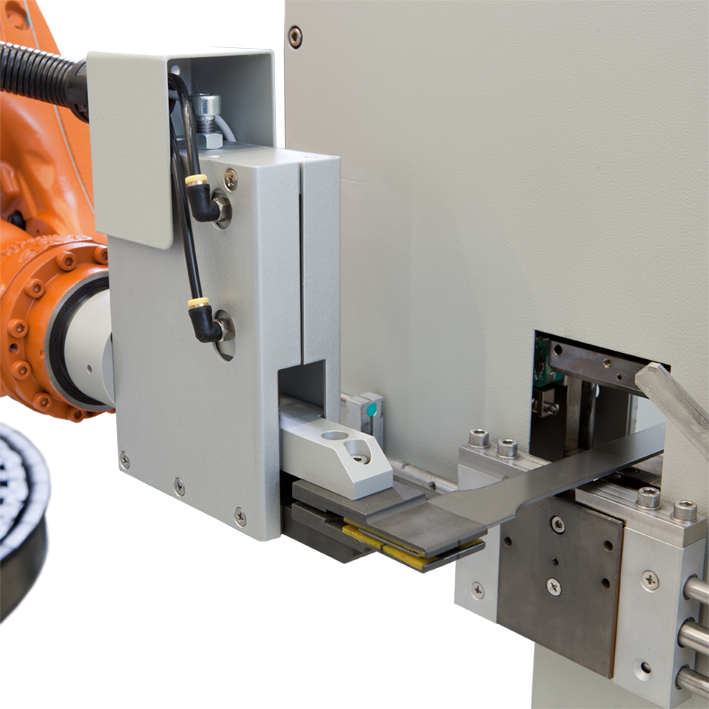 Robotic testing system roboTest R: tensile and flexure tests | ZwickRoell