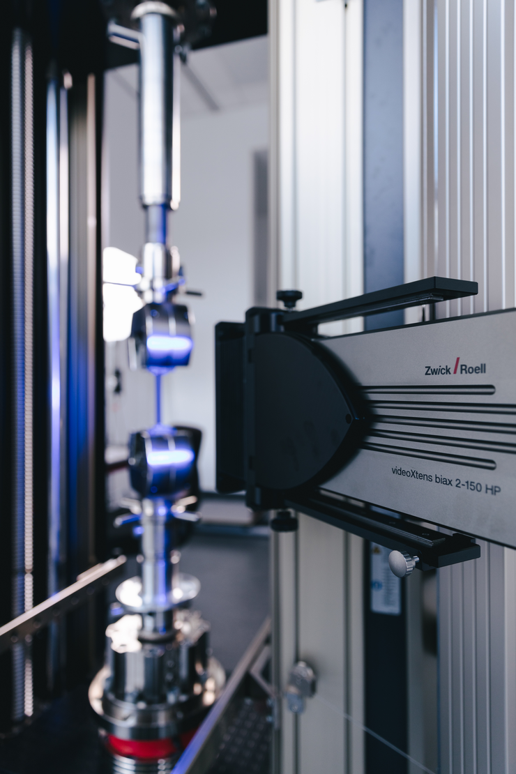 Video extensometer - mark-free measurement and more | ZwickRoell